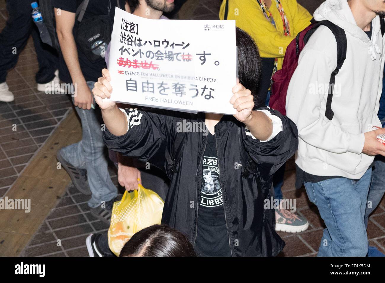 Tokyo, Japan. 31st Oct, 2023. A man protests Halloween restrictions ...