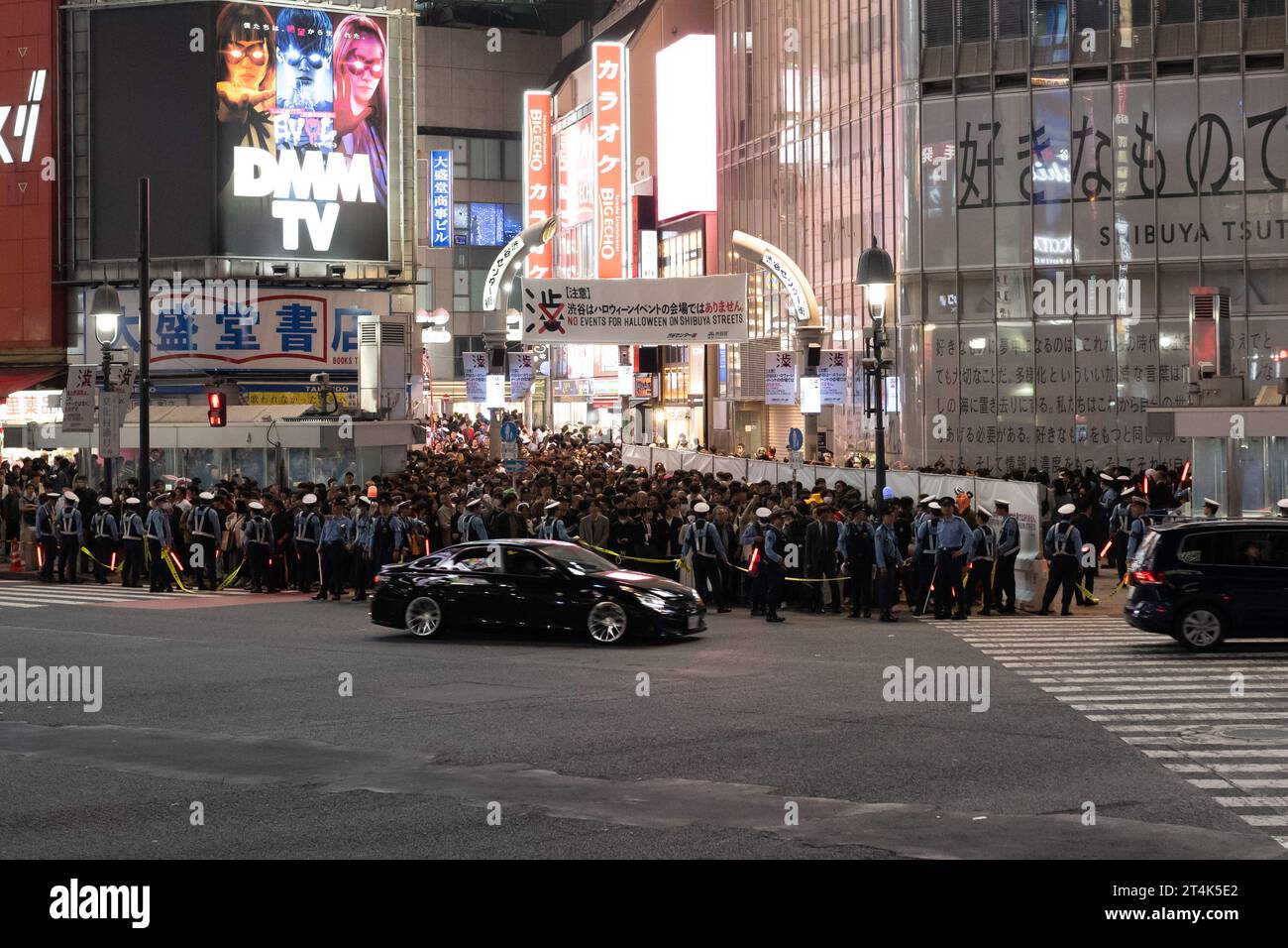 Tokyo, Japan. 31st Oct, 2023. Revelers navigate crowd control barriers ...