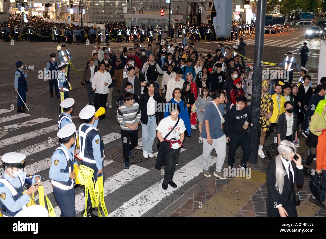 Tokyo, Japan. 31st Oct, 2023. Revelers navigate crowd control barriers ...