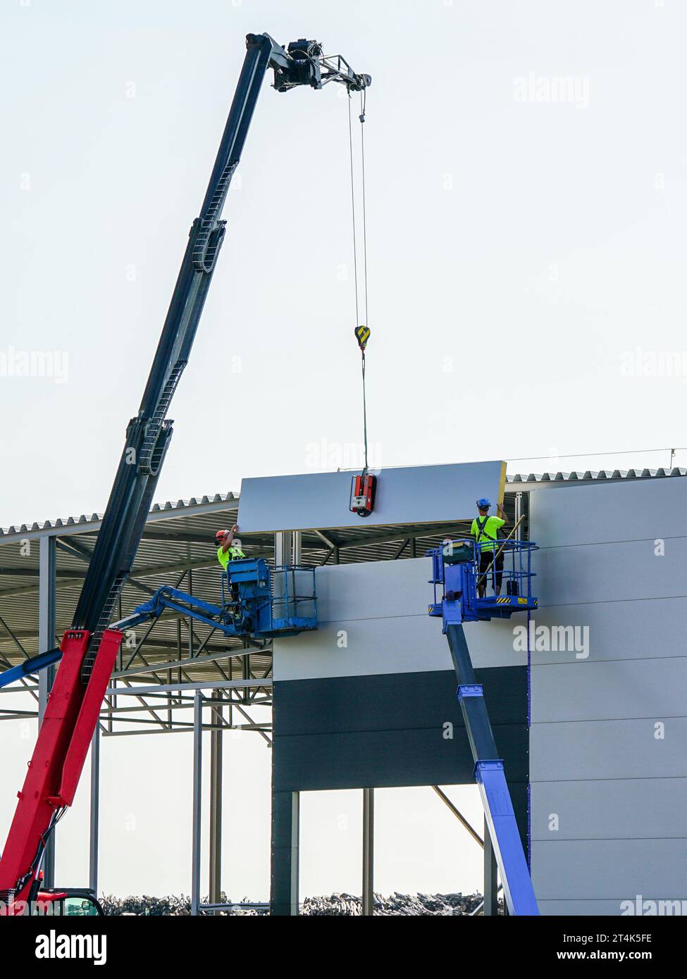 Sandwich panels wall assembly using telescopic boom crane and two self ...