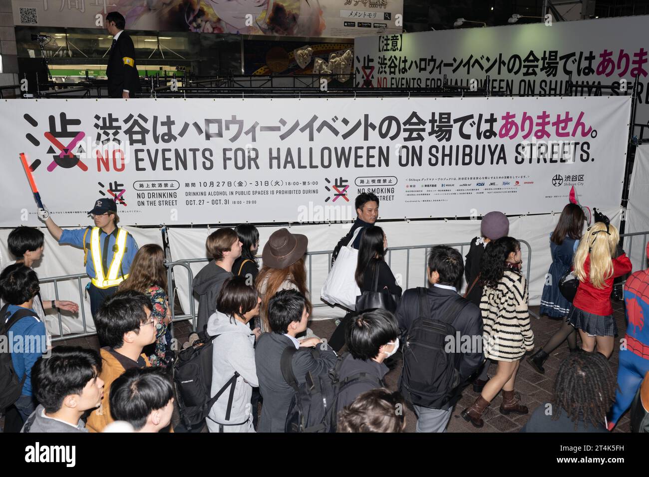 Tokyo, Japan. 31st Oct, 2023. Revelers navigate crowd control barriers ...