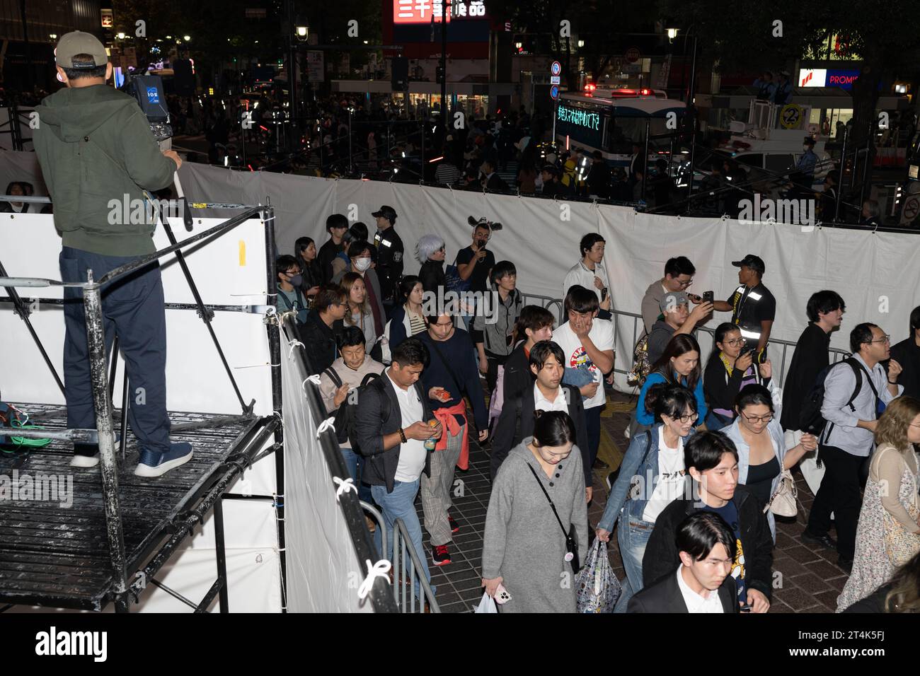 Tokyo, Japan. 31st Oct, 2023. Revelers navigate crowd control barriers ...