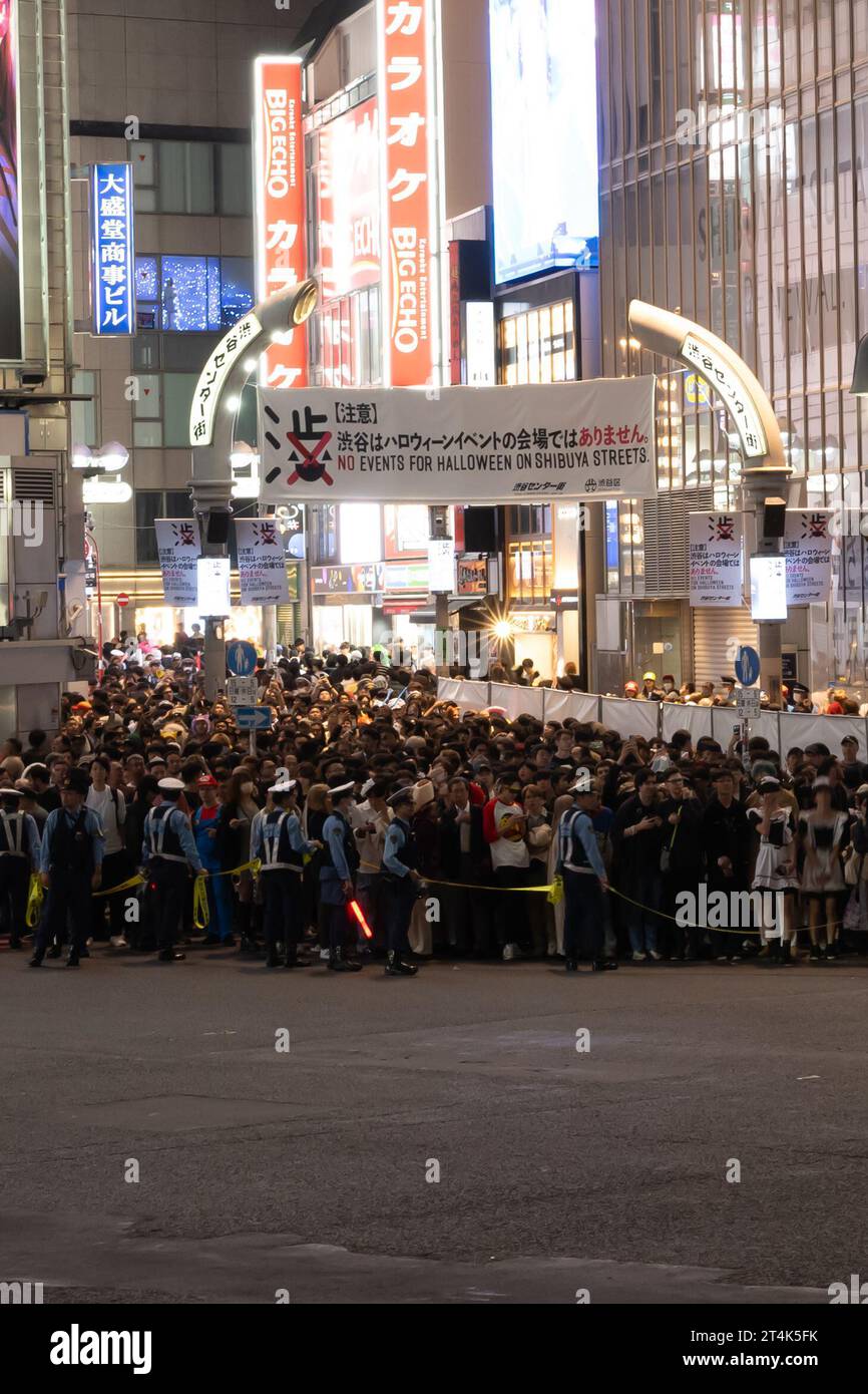 Tokyo, Japan. 31st Oct, 2023. Revelers navigate crowd control barriers ...