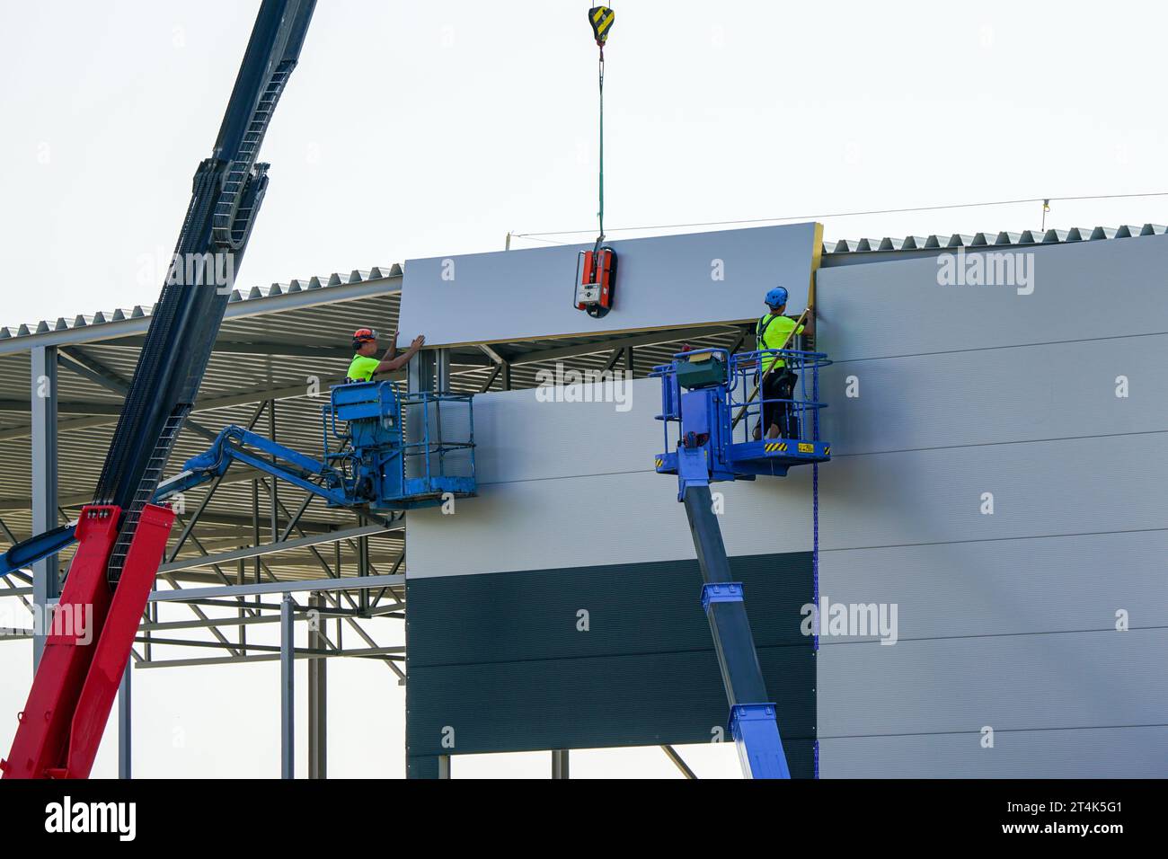 Sandwich panels wall assembly using telescopic boom crane and two self ...