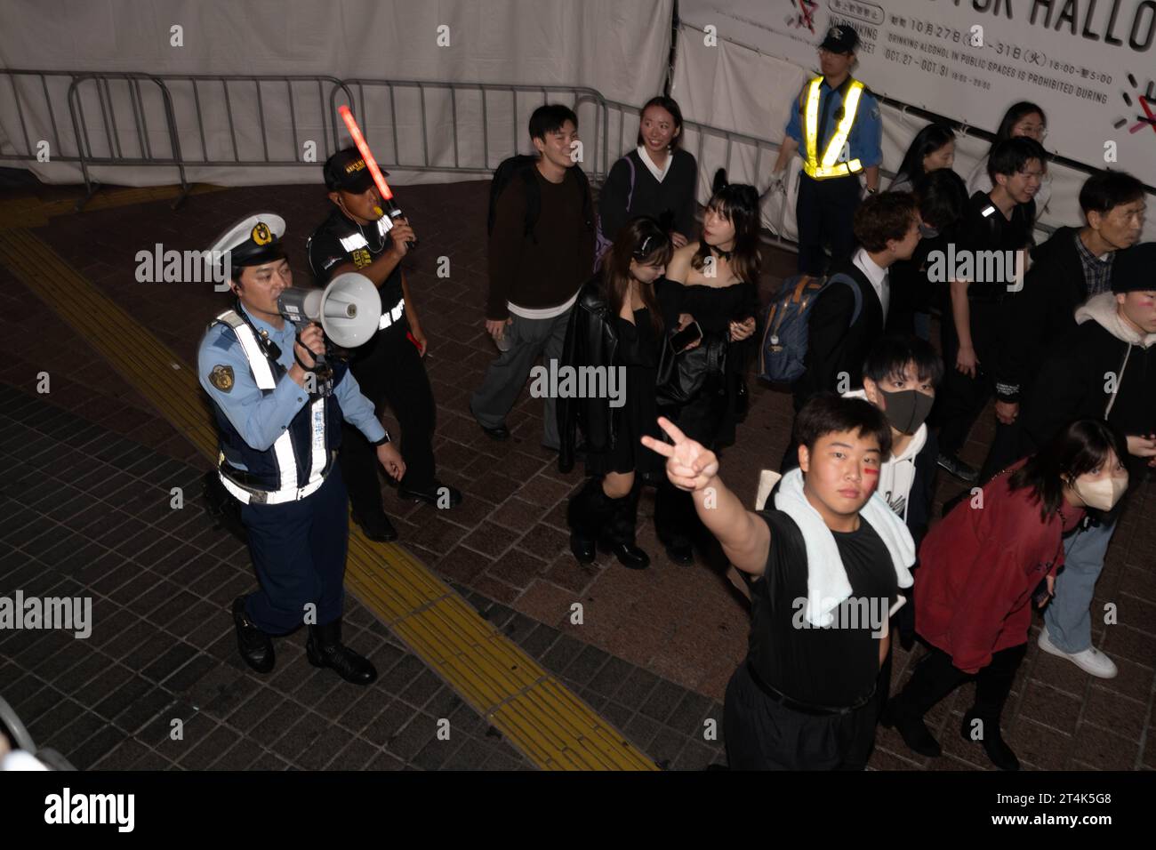 Tokyo, Japan. 31st Oct, 2023. Revelers navigate crowd control barriers ...