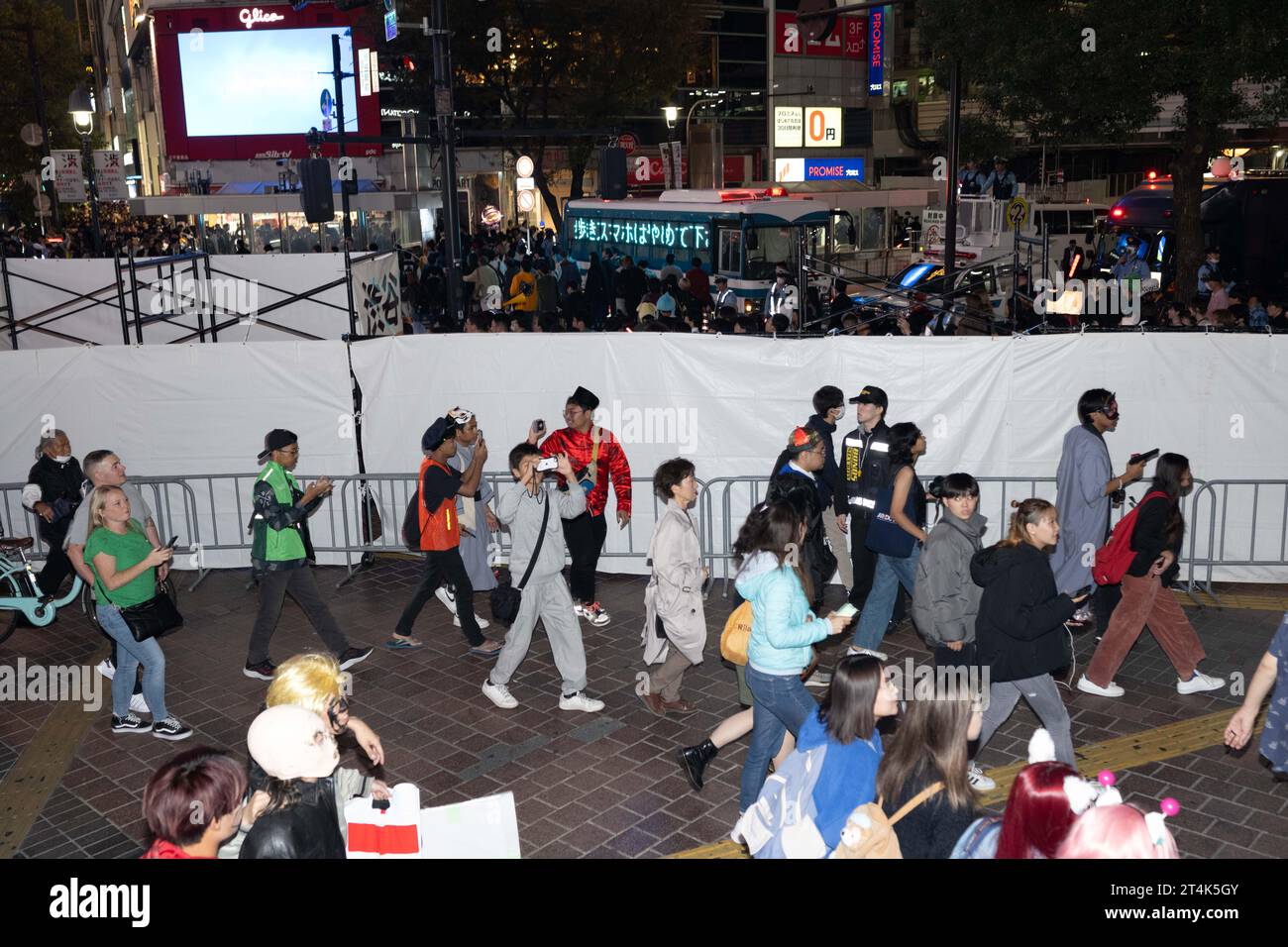 Tokyo, Japan. 31st Oct, 2023. Revelers navigate crowd control barriers ...