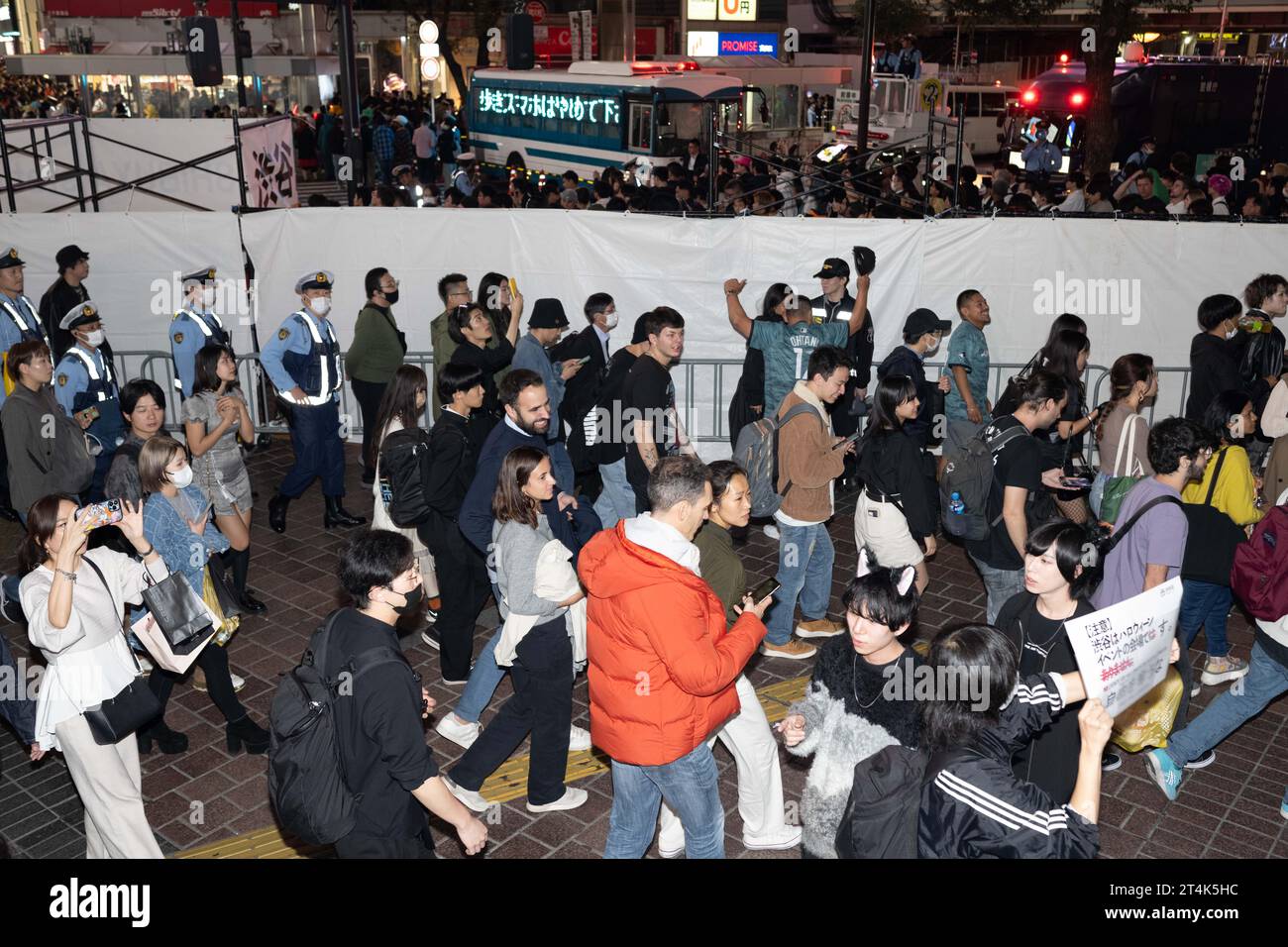 Tokyo, Japan. 31st Oct, 2023. Revelers navigate crowd control barriers ...