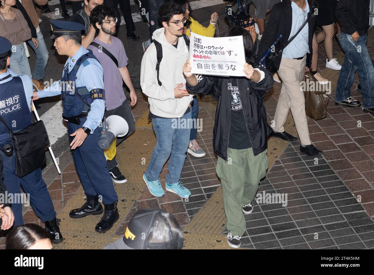 Tokyo, Japan. 31st Oct, 2023. A man protests Halloween restrictions ...