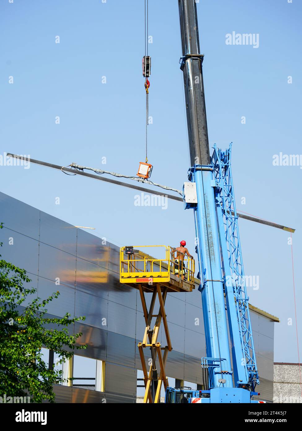 Sandwich panels wall and roof assembly using telescopic boom crane and ...