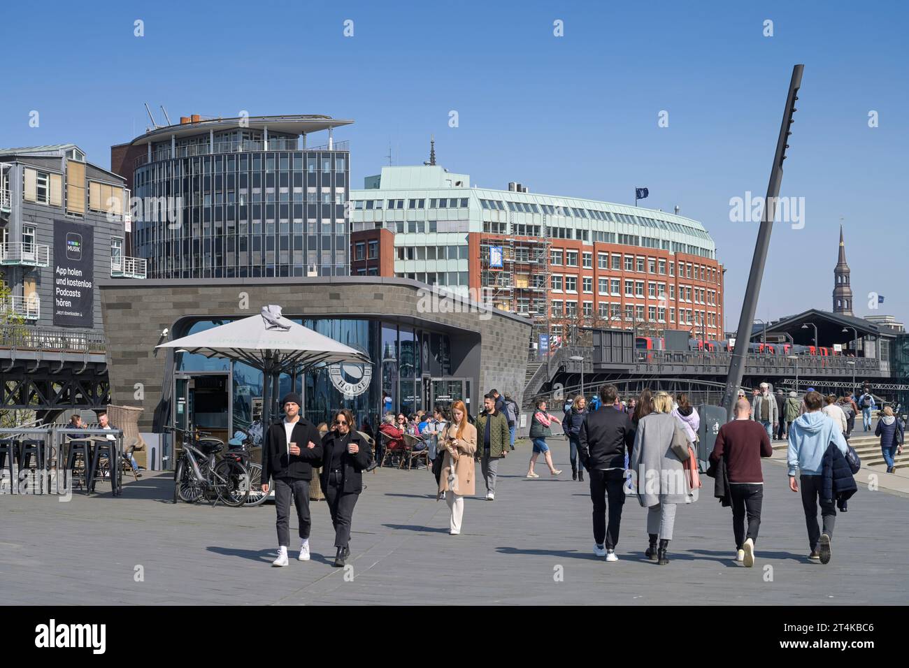 Touristen, Überseebrücke, Hamburg, Deutschland Stock Photo - Alamy