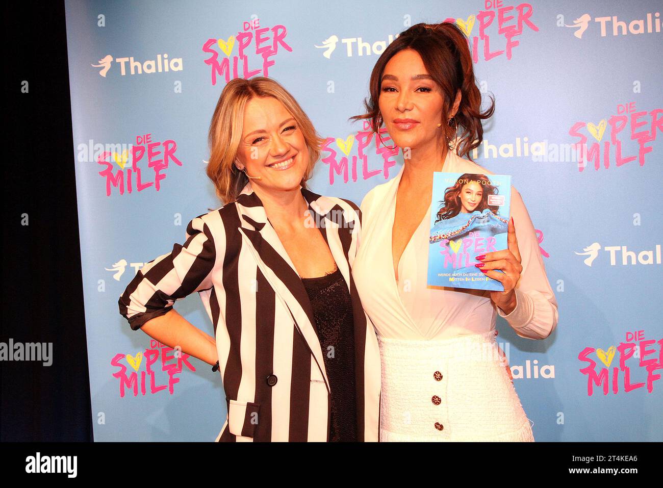 Verona Pooth mit Moderatorin Lisa Feller bei der Veranstaltung fuer ihr ...