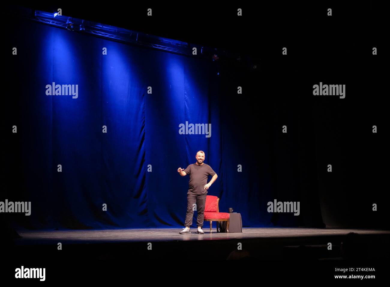 Ankara, Turkey. 28th Oct, 2023. Actor Erdal Kaya performs a stand-up ...