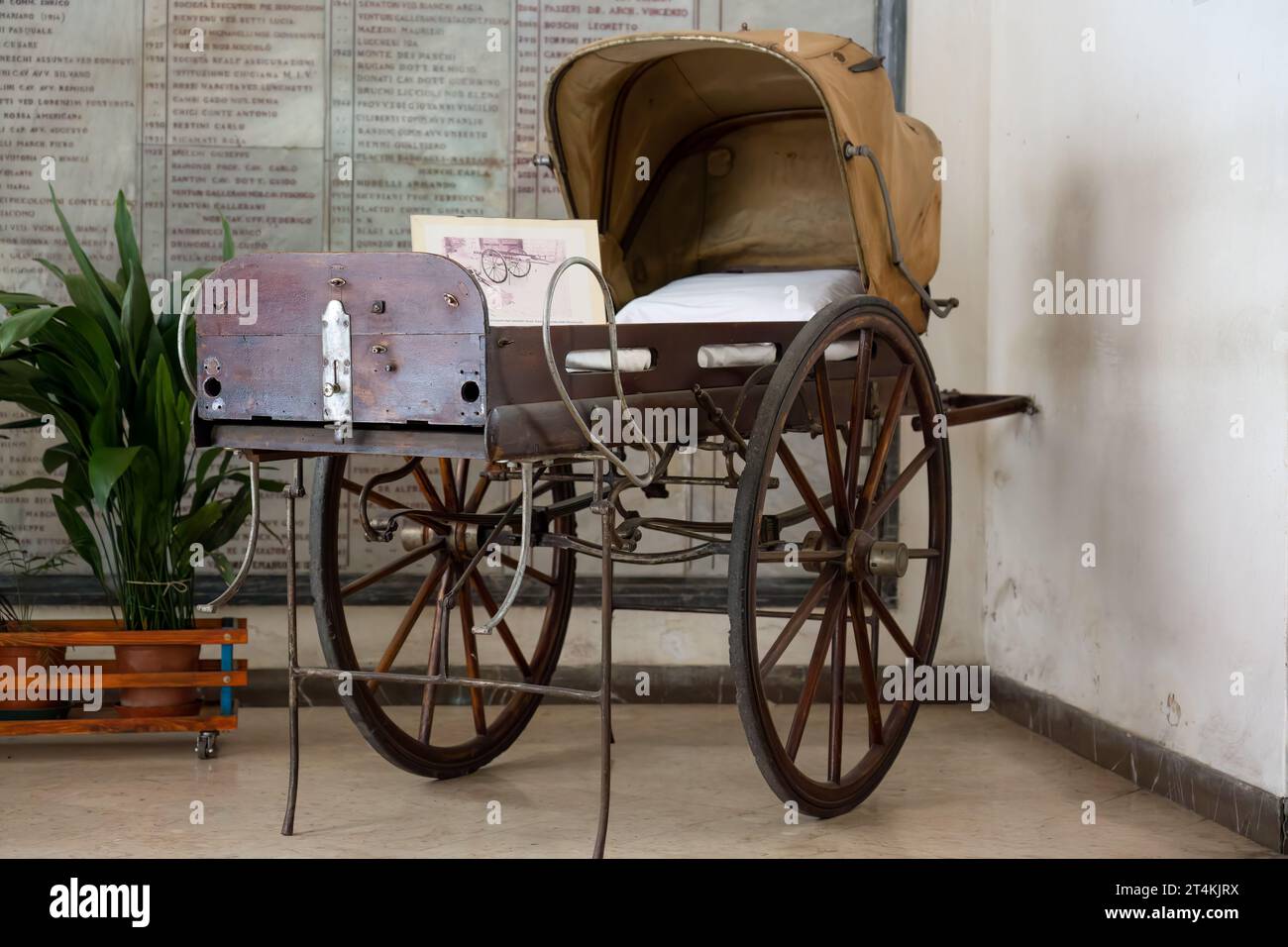Antique buggy hi-res stock photography and images - Alamy
