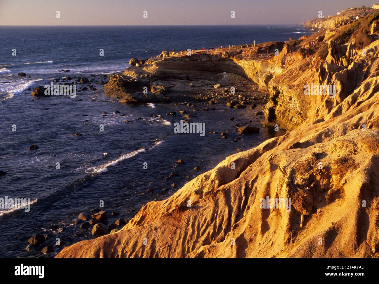 Shoreline cliff hi-res stock photography and images - Alamy