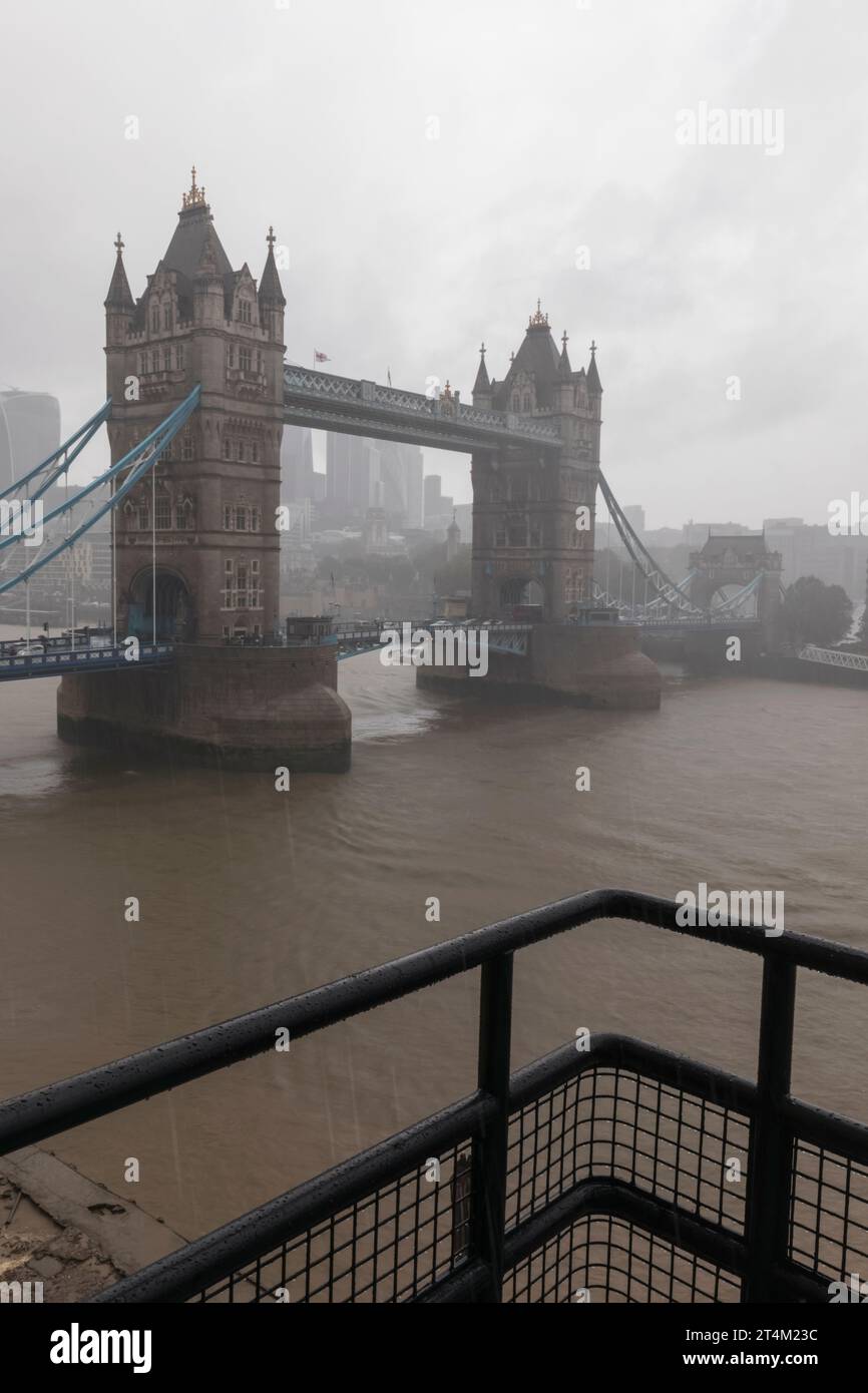 Wet weather london bridge hi-res stock photography and images - Alamy