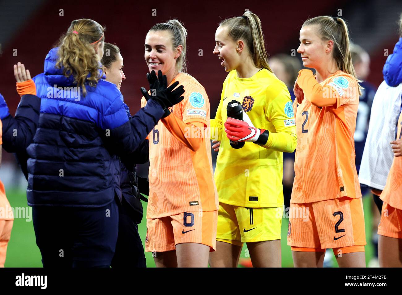 GLASGOW - (l-r) Danielle van de Donk of Holland, Jill Roord of Holland ...