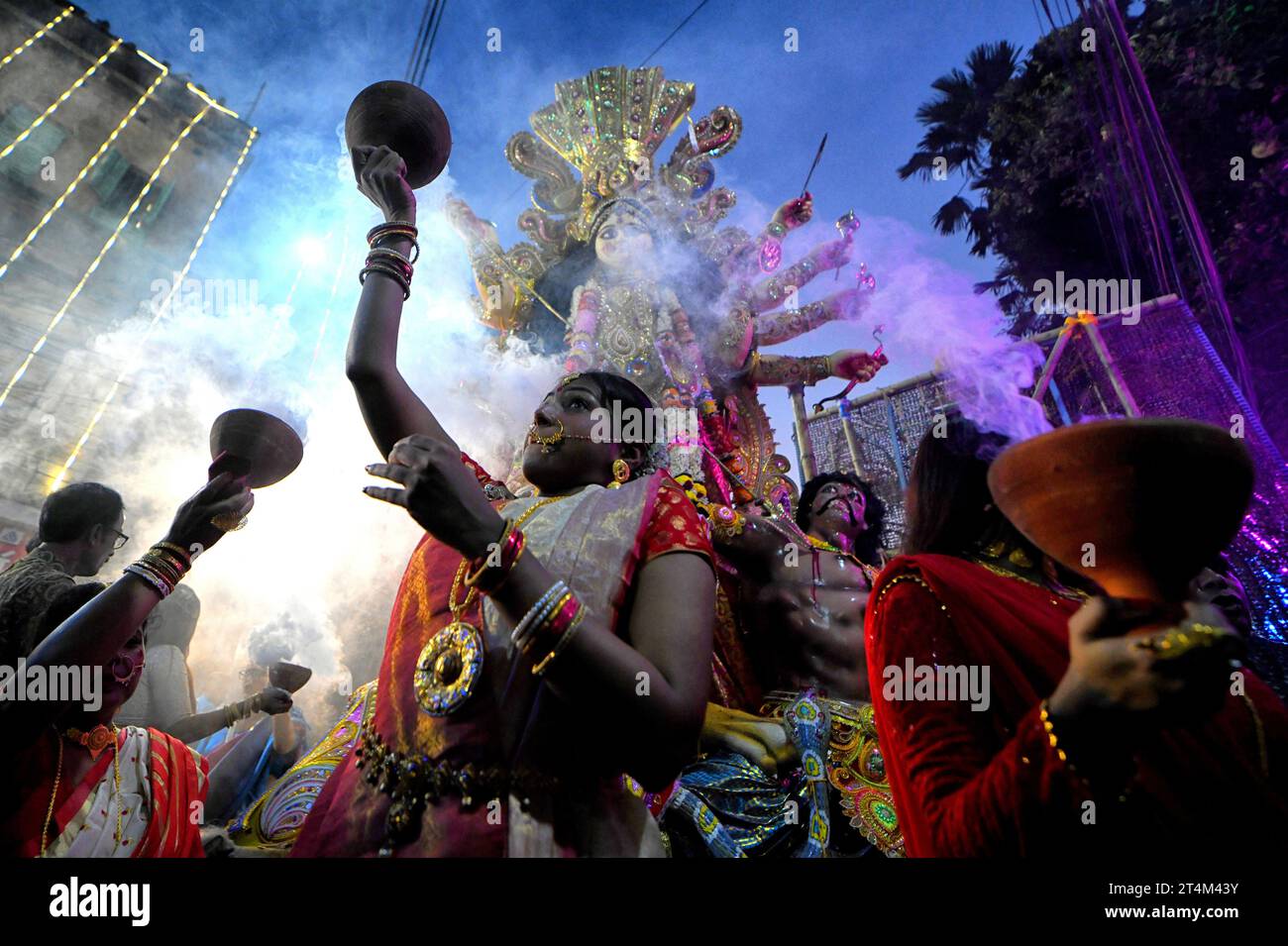 Dhunuchi dance of durga puja hi-res stock photography and images - Alamy