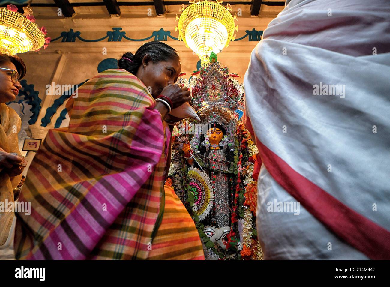 Kolkata, India. 24th Oct, 2023. Hindu women make a final ritual before ...
