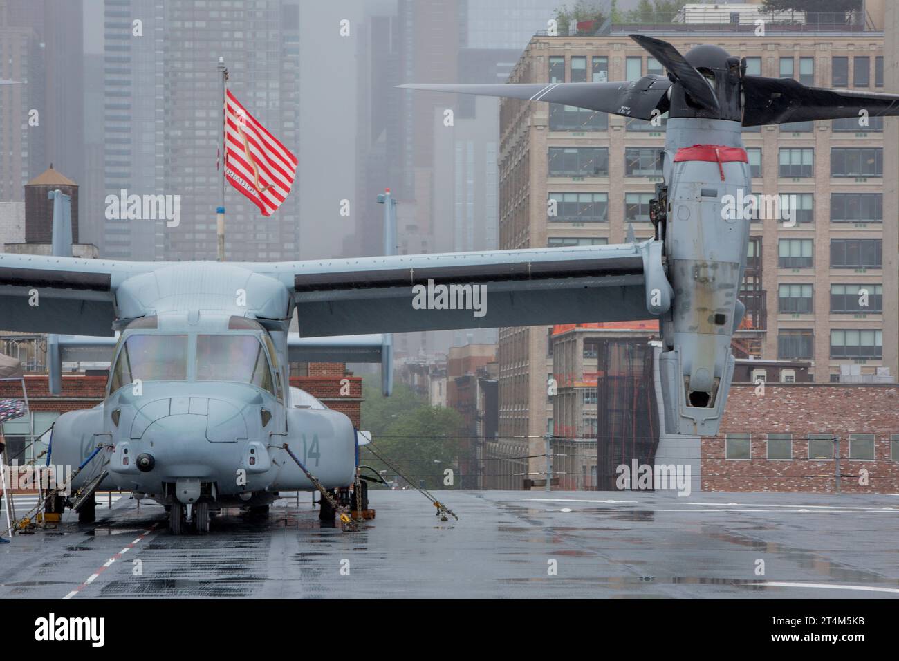 The WASP class amphibious assault ship USS Kearsarge docked in New York ...