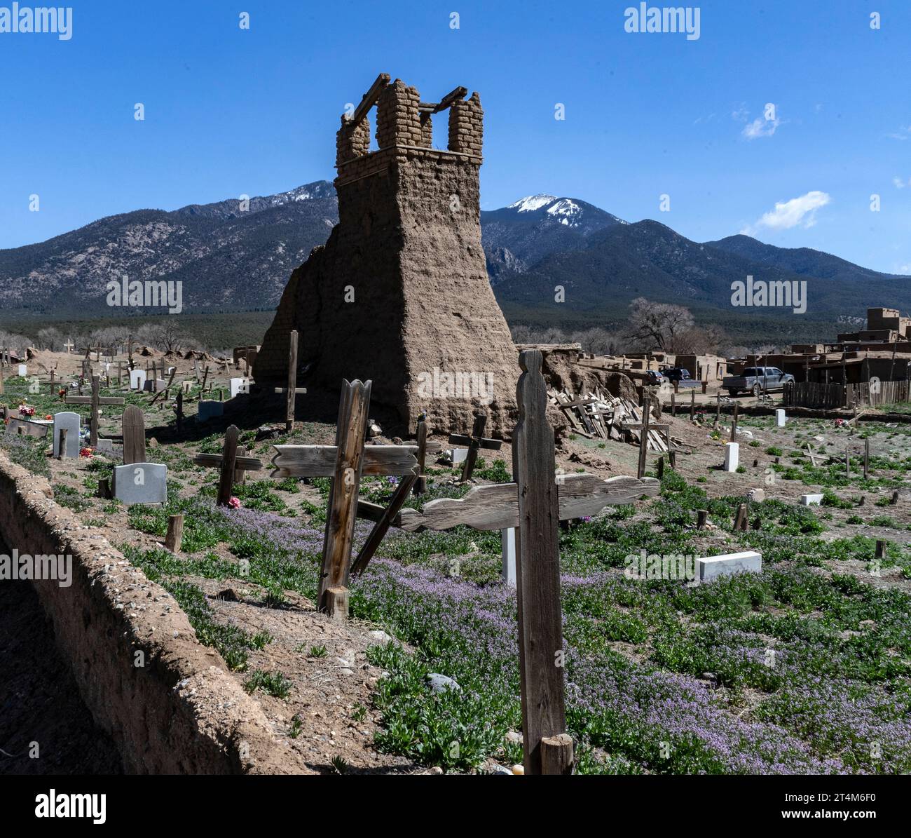 Taos adobe pueblo indian town hi-res stock photography and images - Alamy