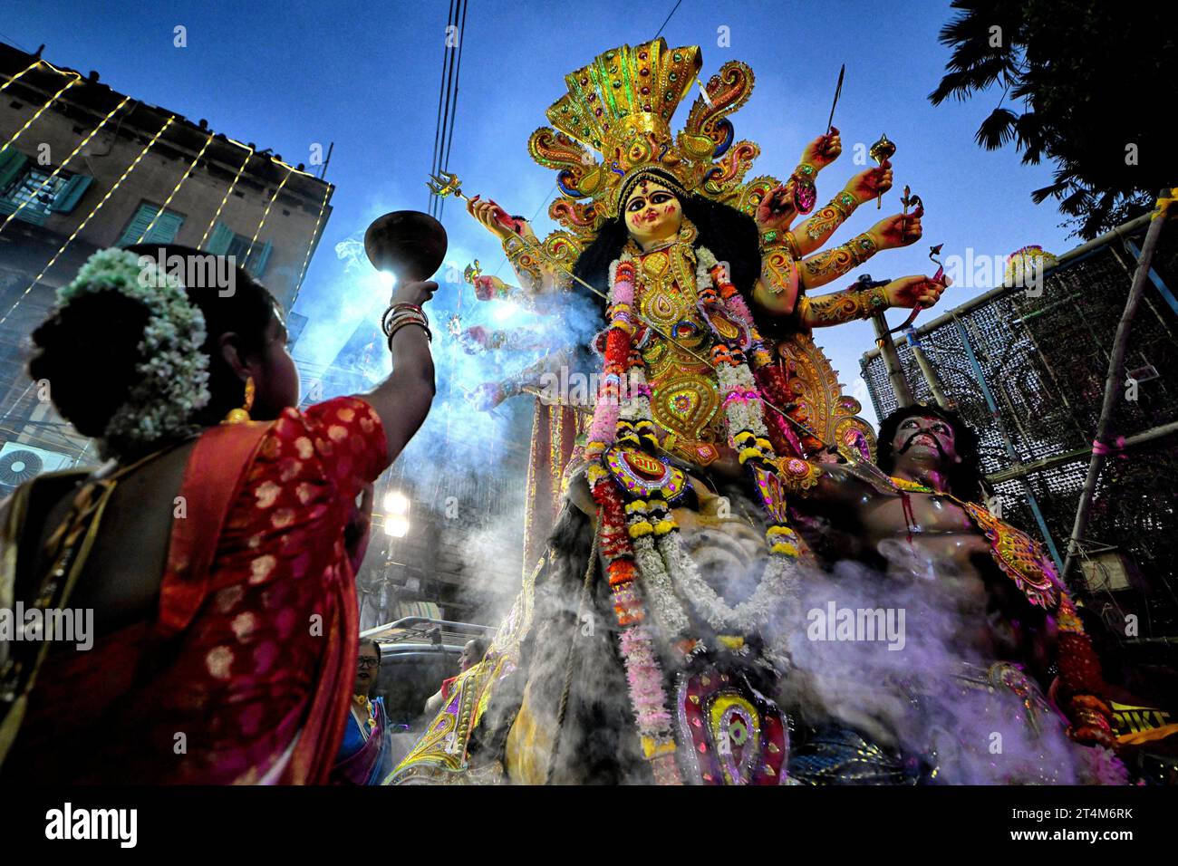Kolkata, India. 25th Oct, 2023. Women dressed in traditional Bengali ...