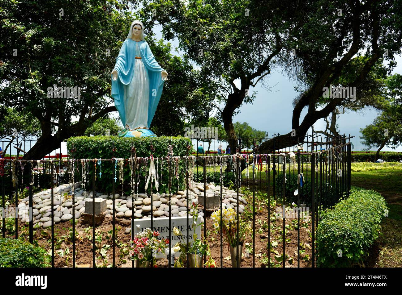 Virgin Mary Statue Malecón Cisneros on the cliffs of Miraflores, Lima ...