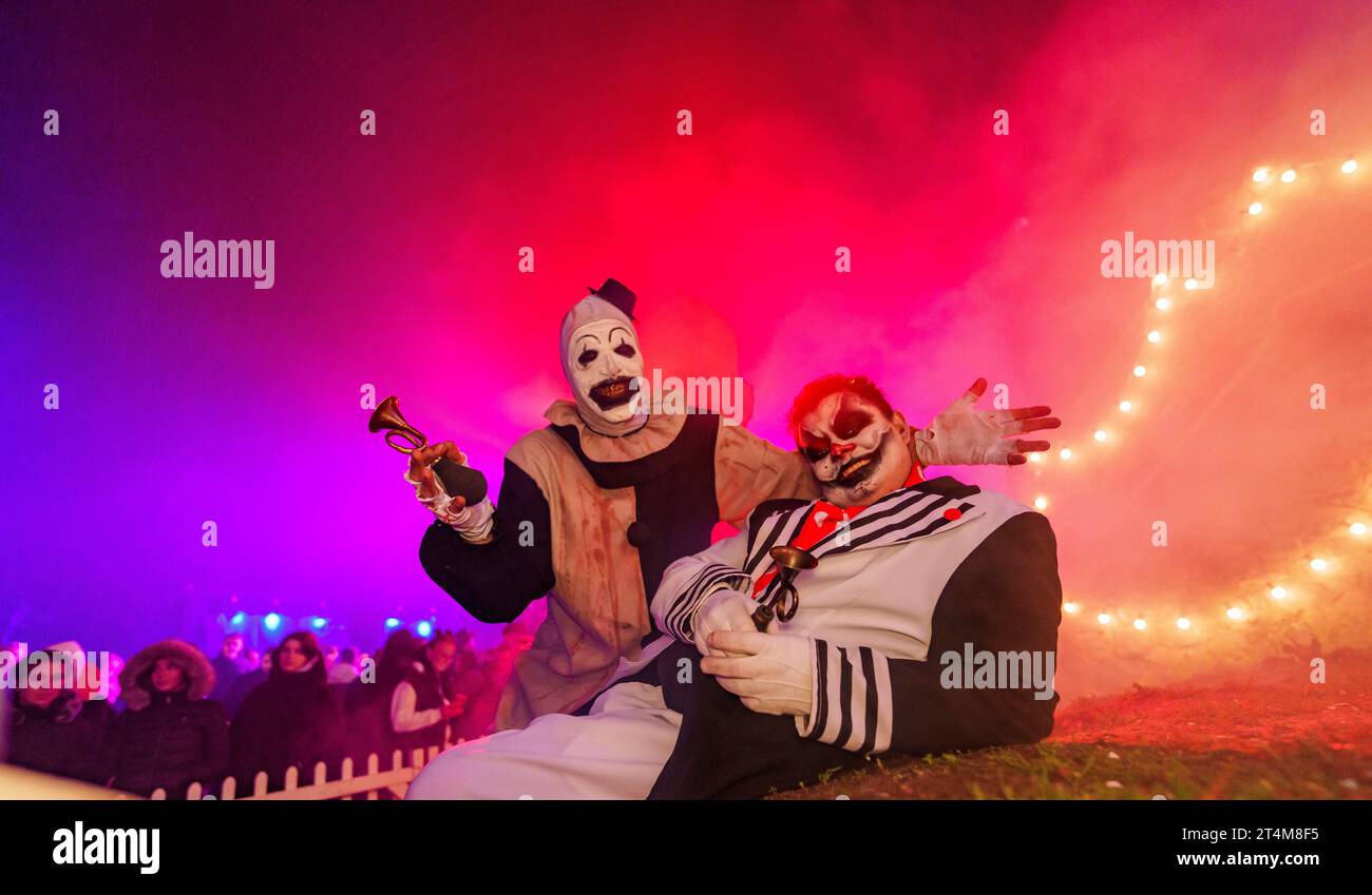 Hesse, Mühltal: 31 October 2023, Two creepy clowns are up to mischief ...