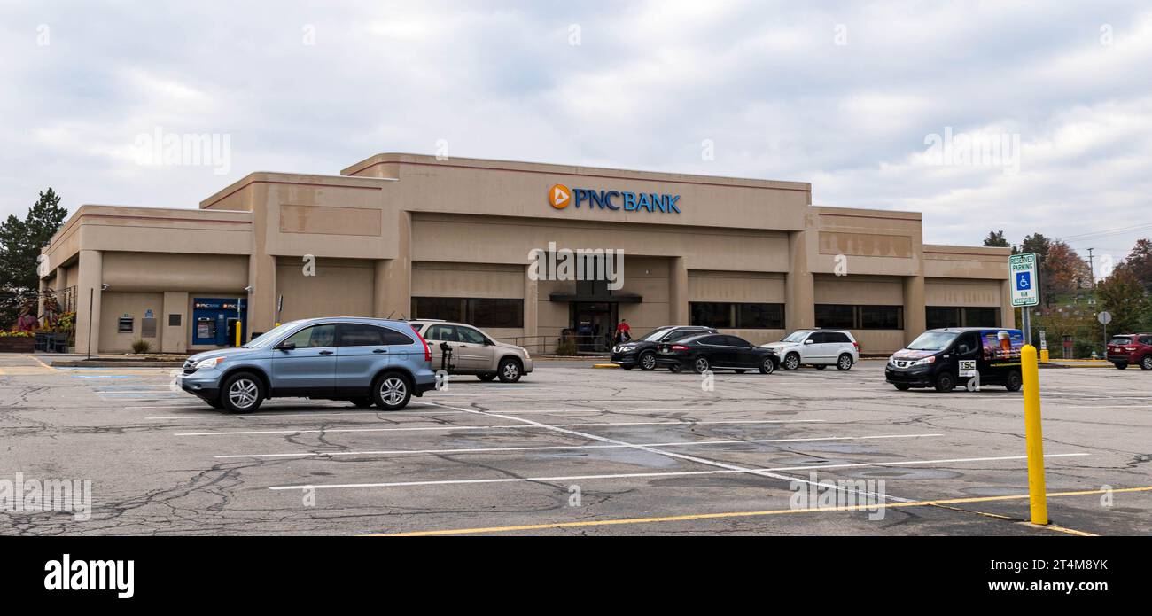 Cars parked in front of the PNC Bank building in the Miracle Mile ...