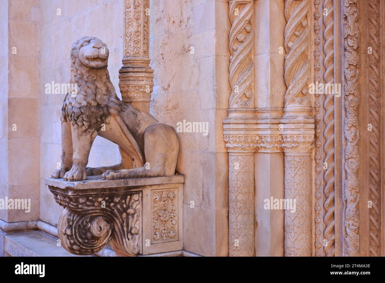 Statue lion side entrance hi-res stock photography and images - Alamy