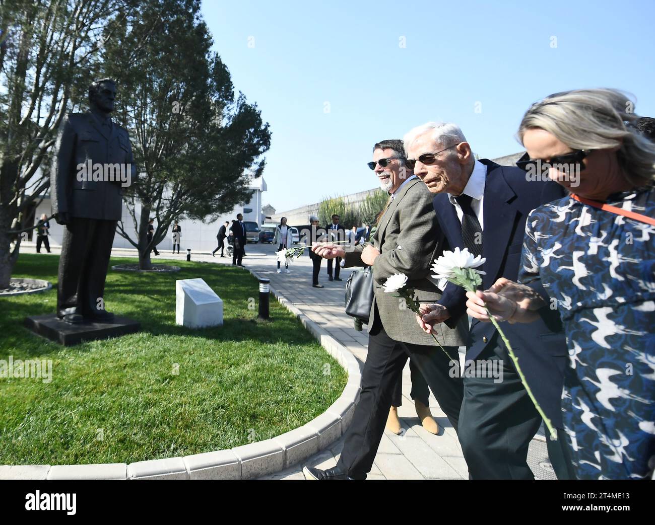 Beijing, China. 30th Oct, 2023. Flying Tigers veteran Harry Moyer (C ...