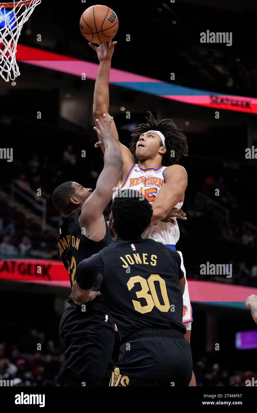 New York Knicks center Jericho Sims, right, shoots over Cleveland ...