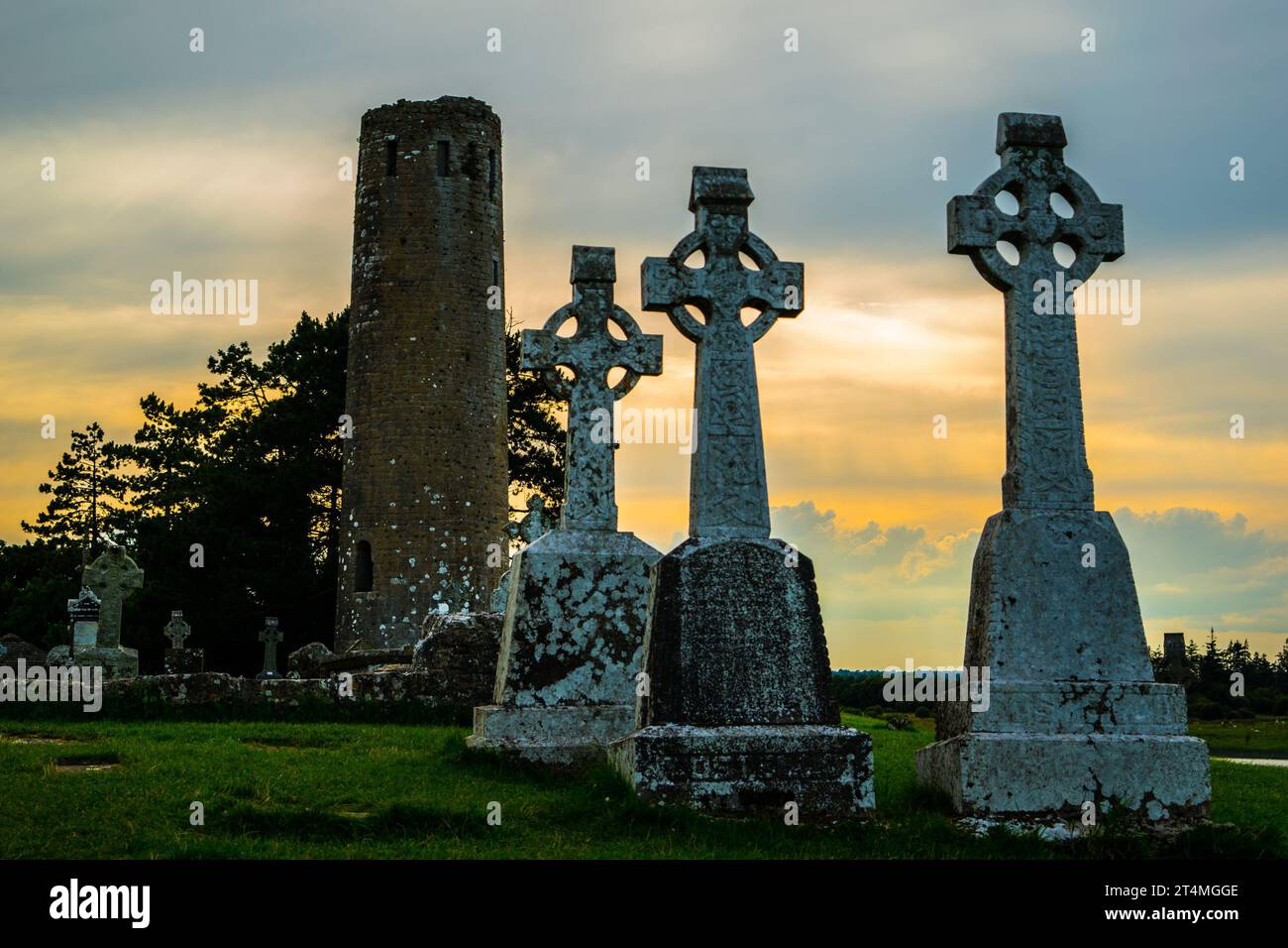 Ireland clonmacnoise cemetery hi-res stock photography and images - Alamy