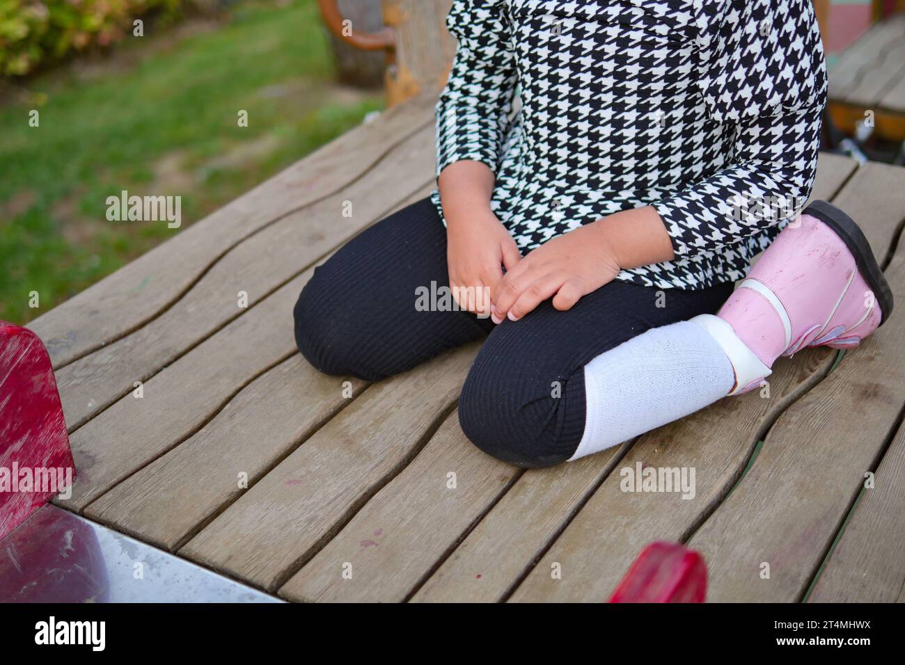 child sitting W posture on the floor Stock Photo - Alamy