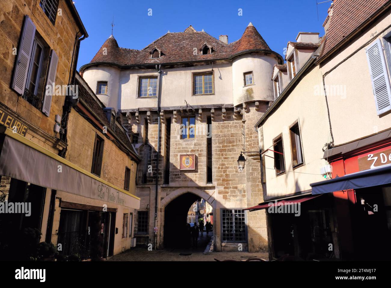 Semur-en-Auxois: Porte Sauvigny Barbican (Barbacane) gateway and shops ...