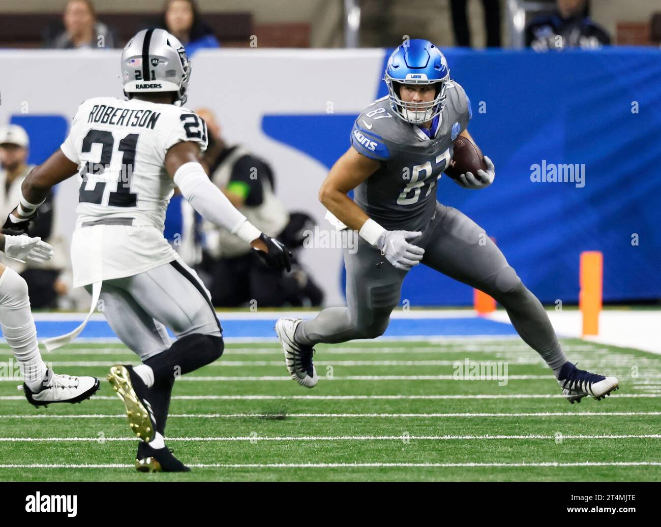 Detroit Lions tight end Sam LaPorta (87) carries the ball against Las ...