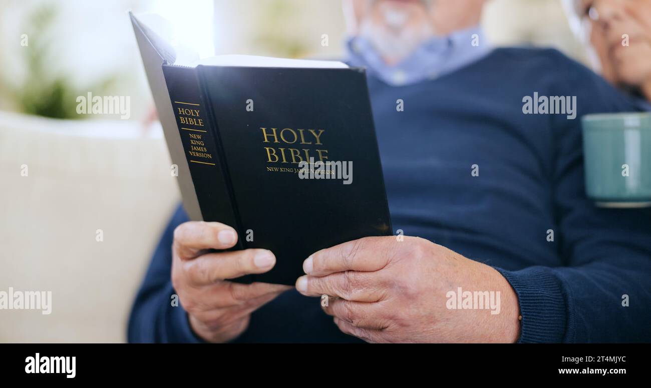Old lady reading bible hi-res stock photography and images - Alamy
