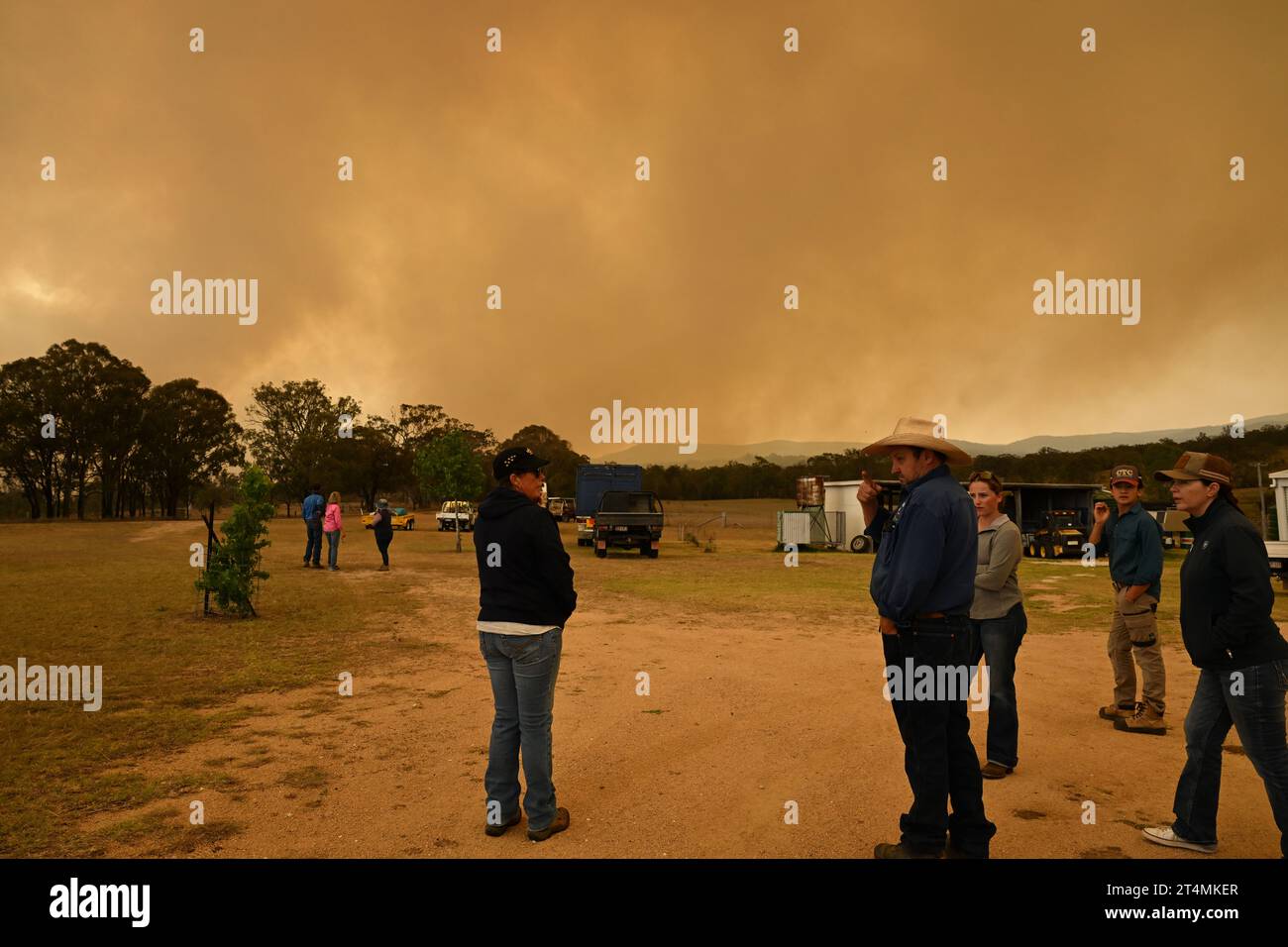 Brisbane, Australia. 01st Nov, 2023. Residents are seen as a Bushfire ...