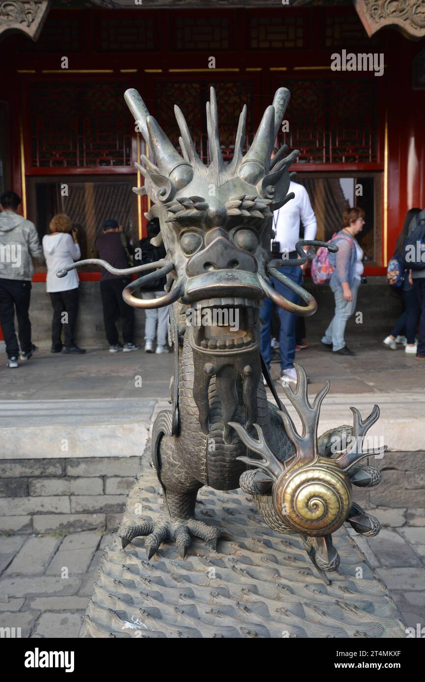 Dragon guarding temple hi-res stock photography and images - Alamy