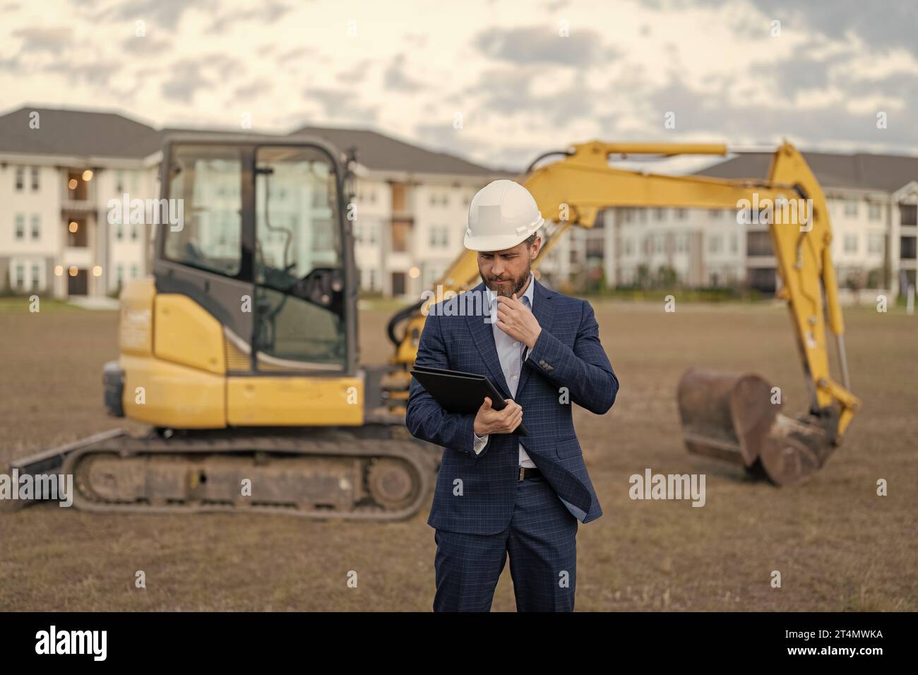 thinking construction inspector engineer architecting at site ...