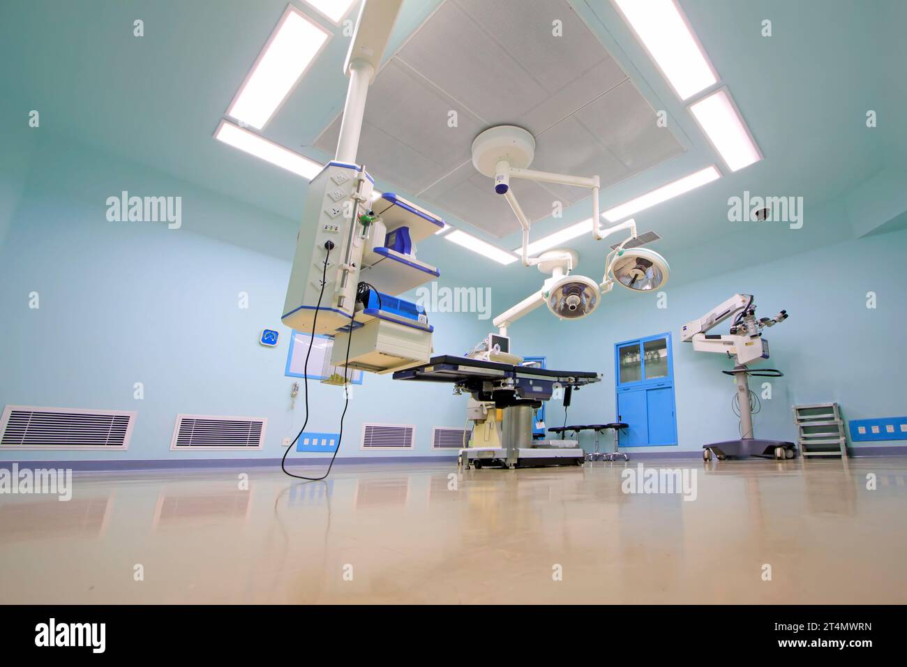 Medical equipment in operating room hi-res stock photography and images ...