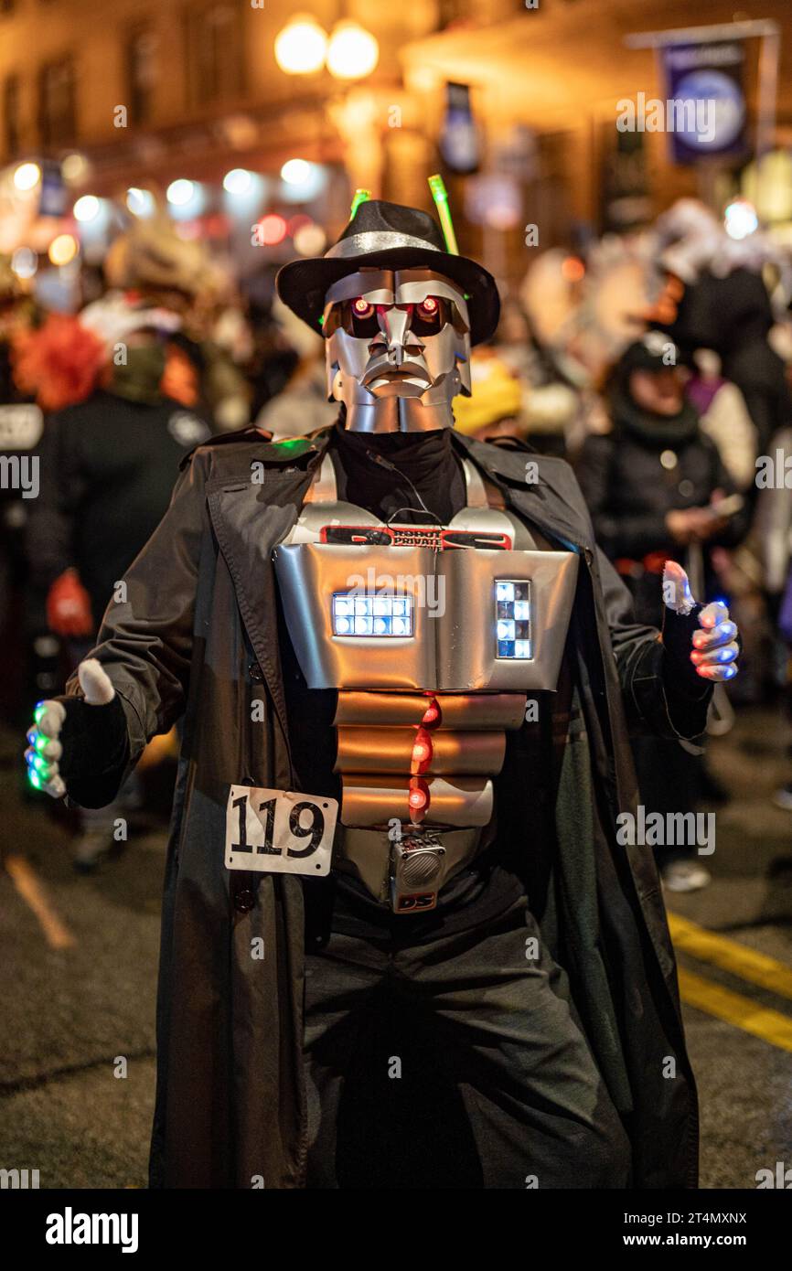 Chicago, Illinois, USA. 31st Oct, 2023. Robotic costumed contestant ...