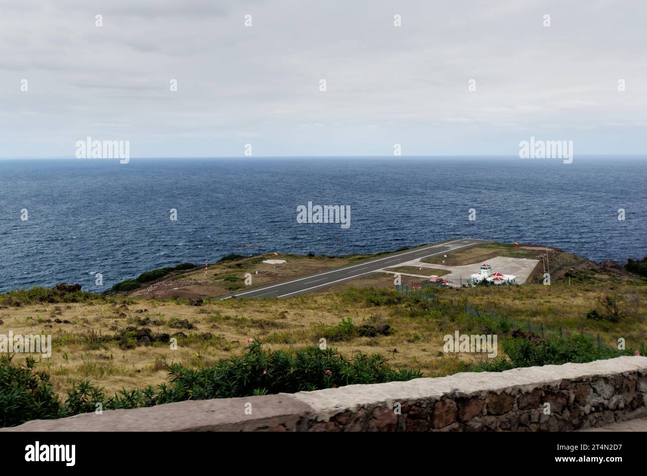 Shortest landing runway hi-res stock photography and images - Alamy