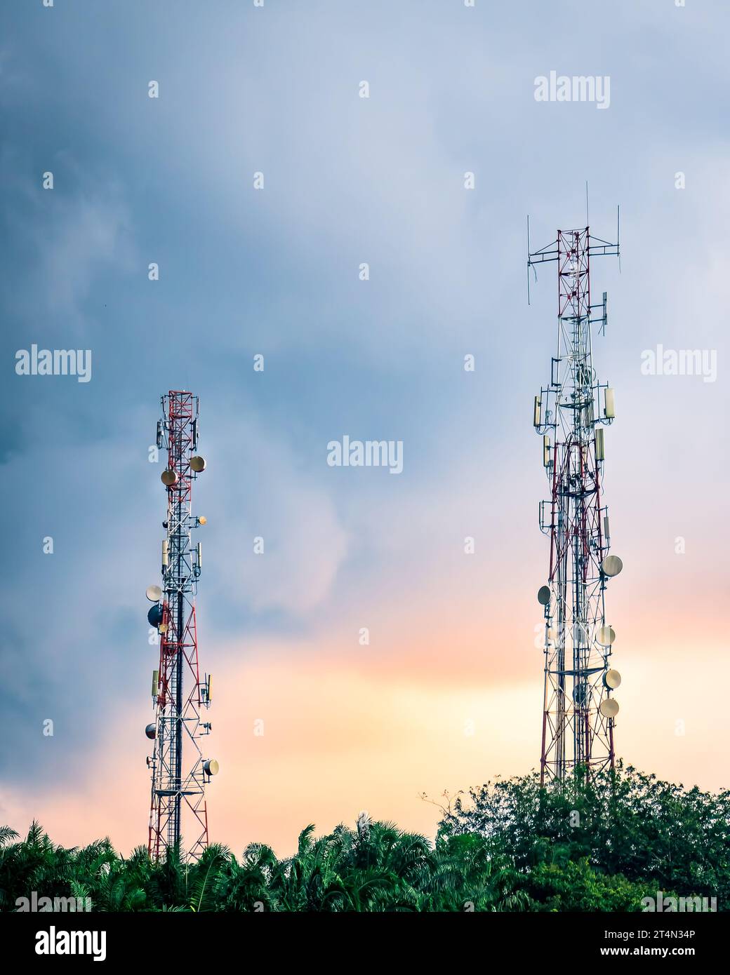 Microwave telecommunication tower hi-res stock photography and images ...