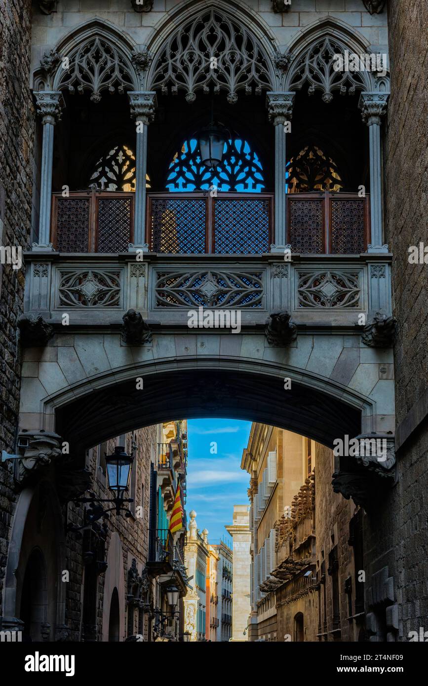 Barcelona gothic quarter old town hi-res stock photography and images ...