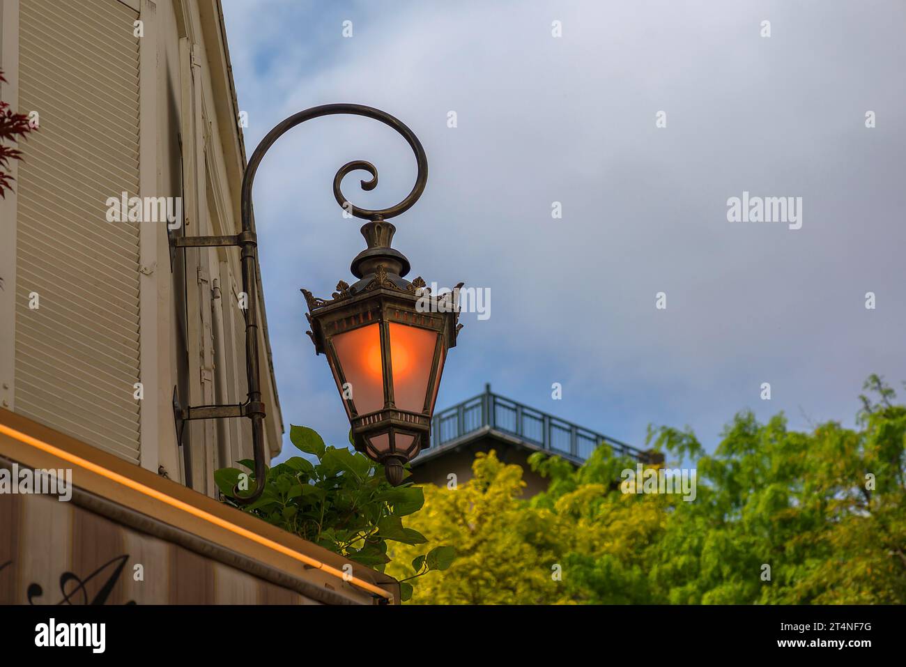 Paris street lamp hi-res stock photography and images - Alamy