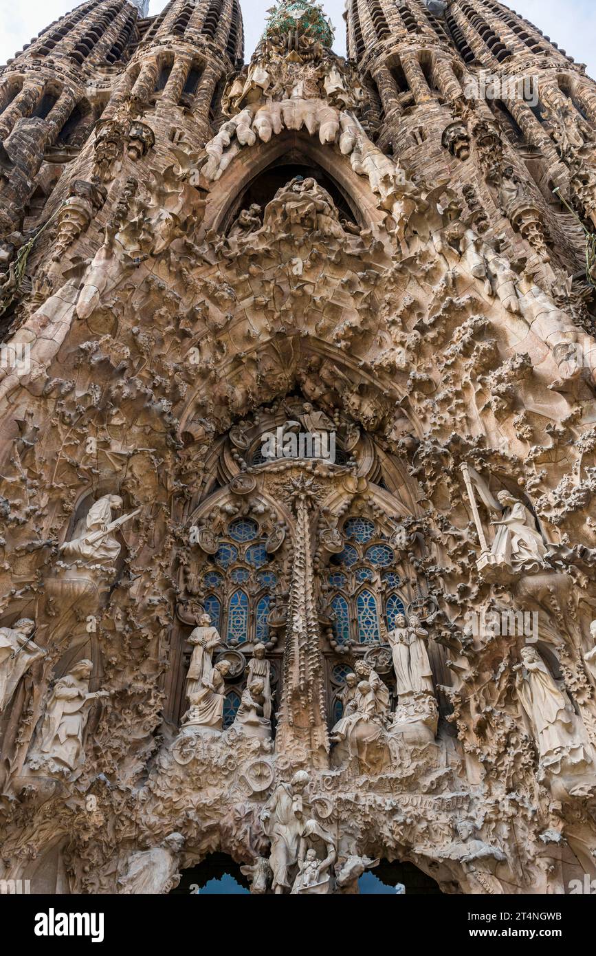 Facade of the Sagrada Familia, church, cathedral, church history ...