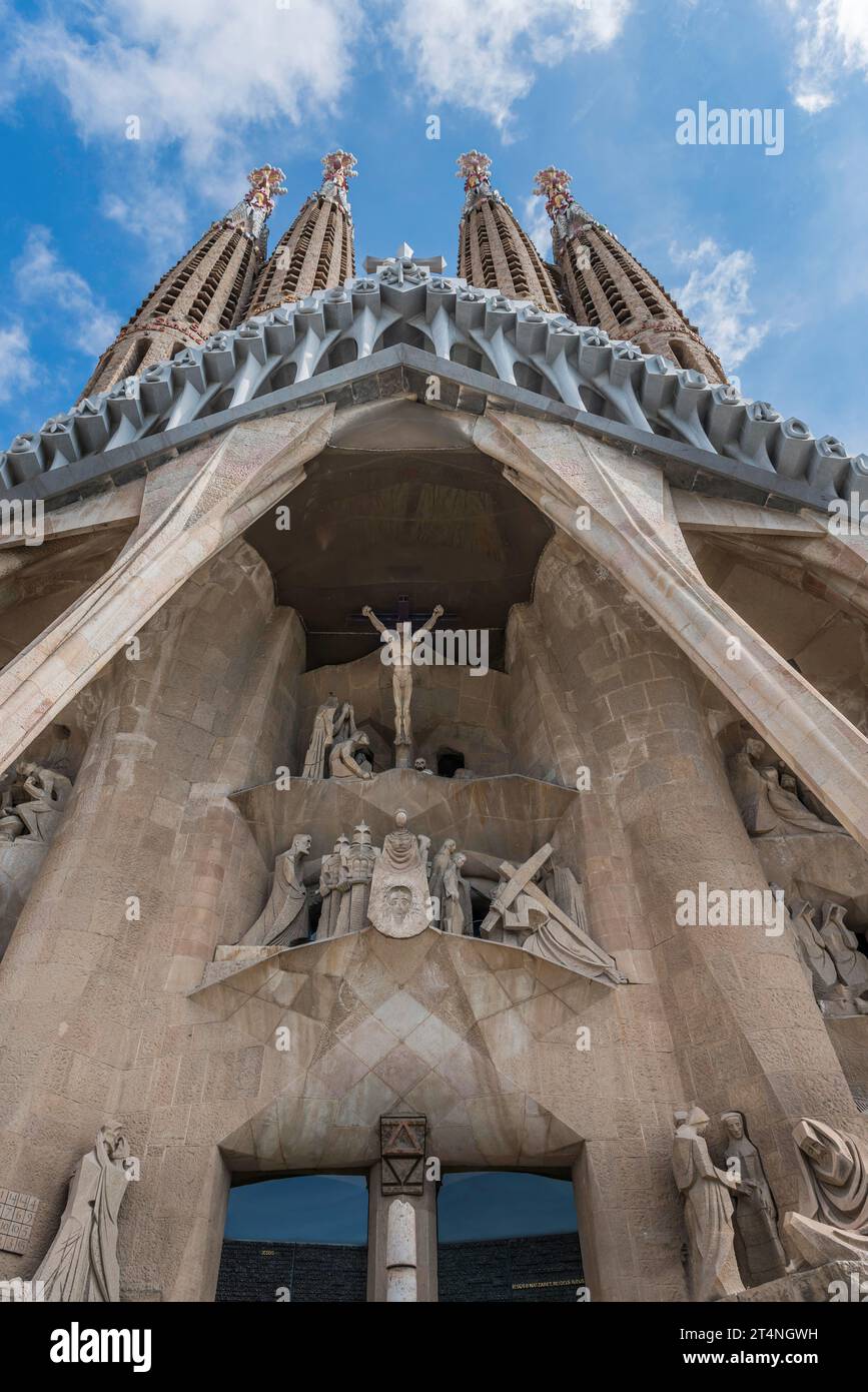 Facade of the Sagrada Familia, church, cathedral, church history ...