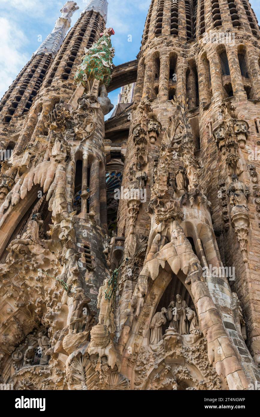 Facade of the Sagrada Familia, church, cathedral, church history ...