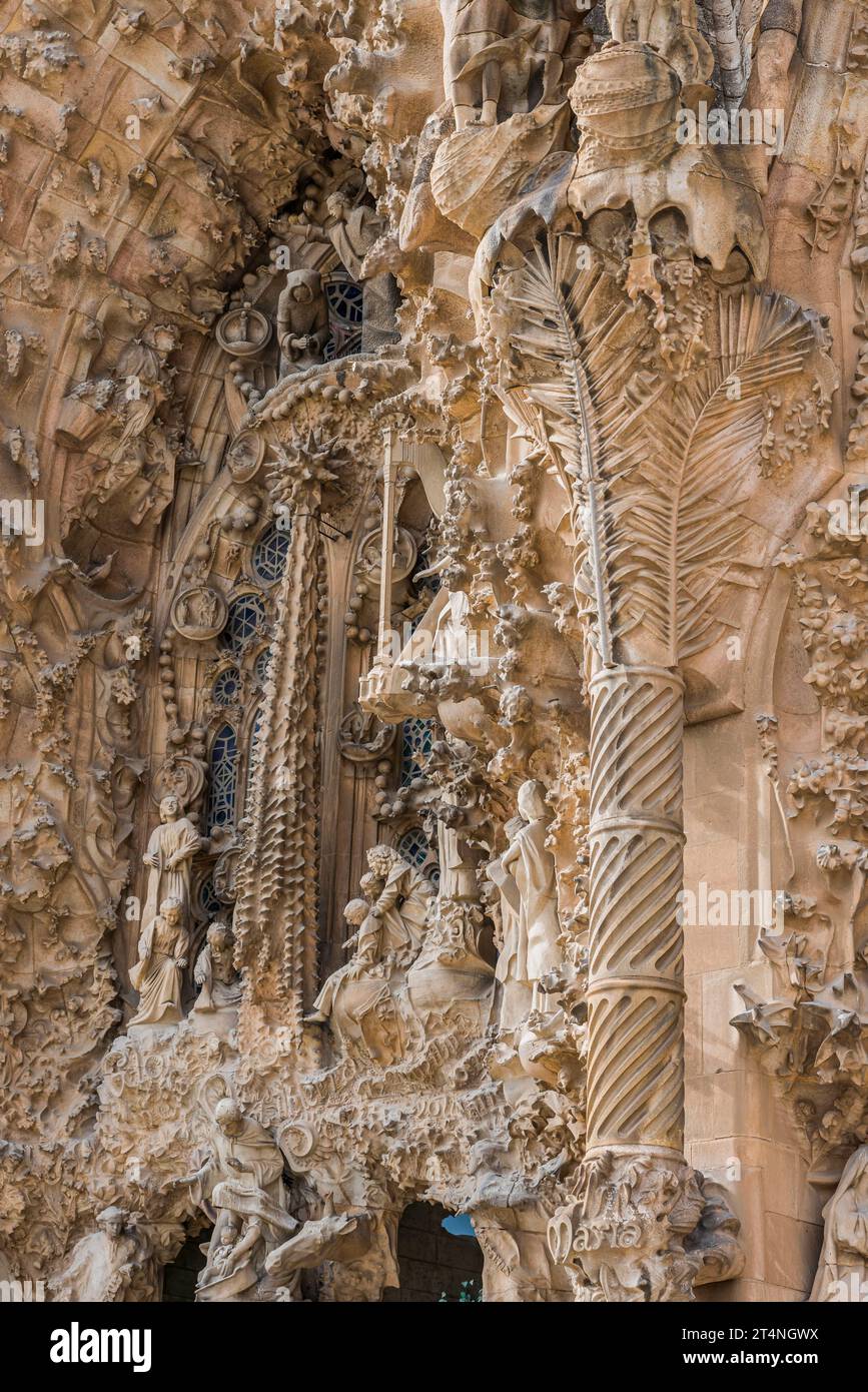 Facade of the Sagrada Familia, church, cathedral, church history ...