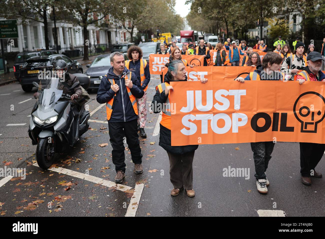 London, UK. 01st Nov, 2023. Traffic freely passes Activists from Just ...